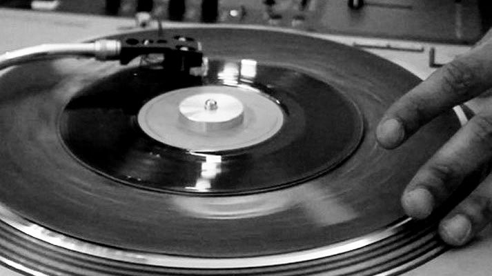Tiny Vinyl Explosion! Mixing on 45s with DJ Format - DJ TechTools
