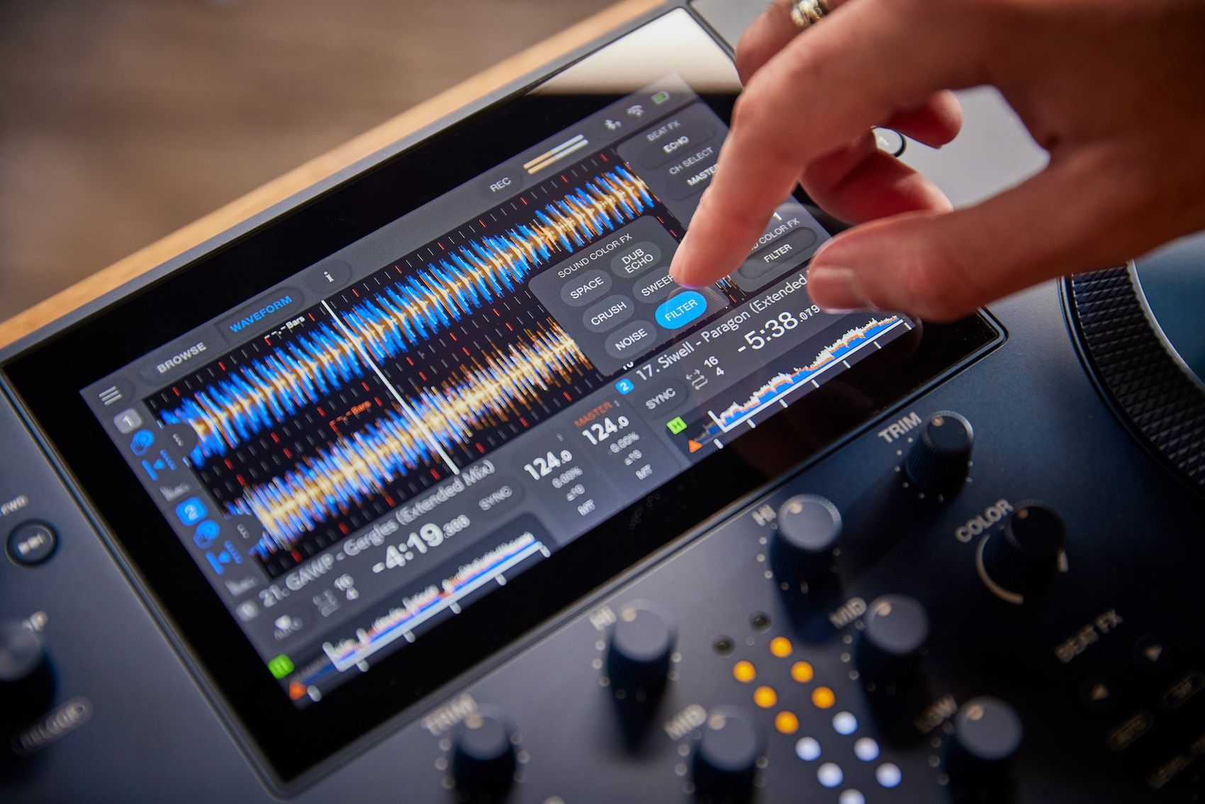 OMNIS-DUO is a portable battery-powered all-in-one DJ setup from ...